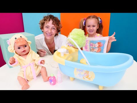 Bebek videoları. Baby Born oyuncak bebek ile banyo zamanı. Bebek bakma oyunu