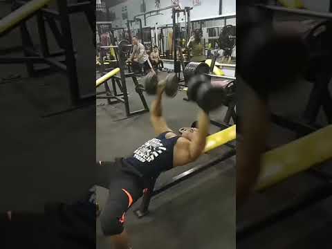 Abang kumis dan teman teman nge gym sambil buka baju nih