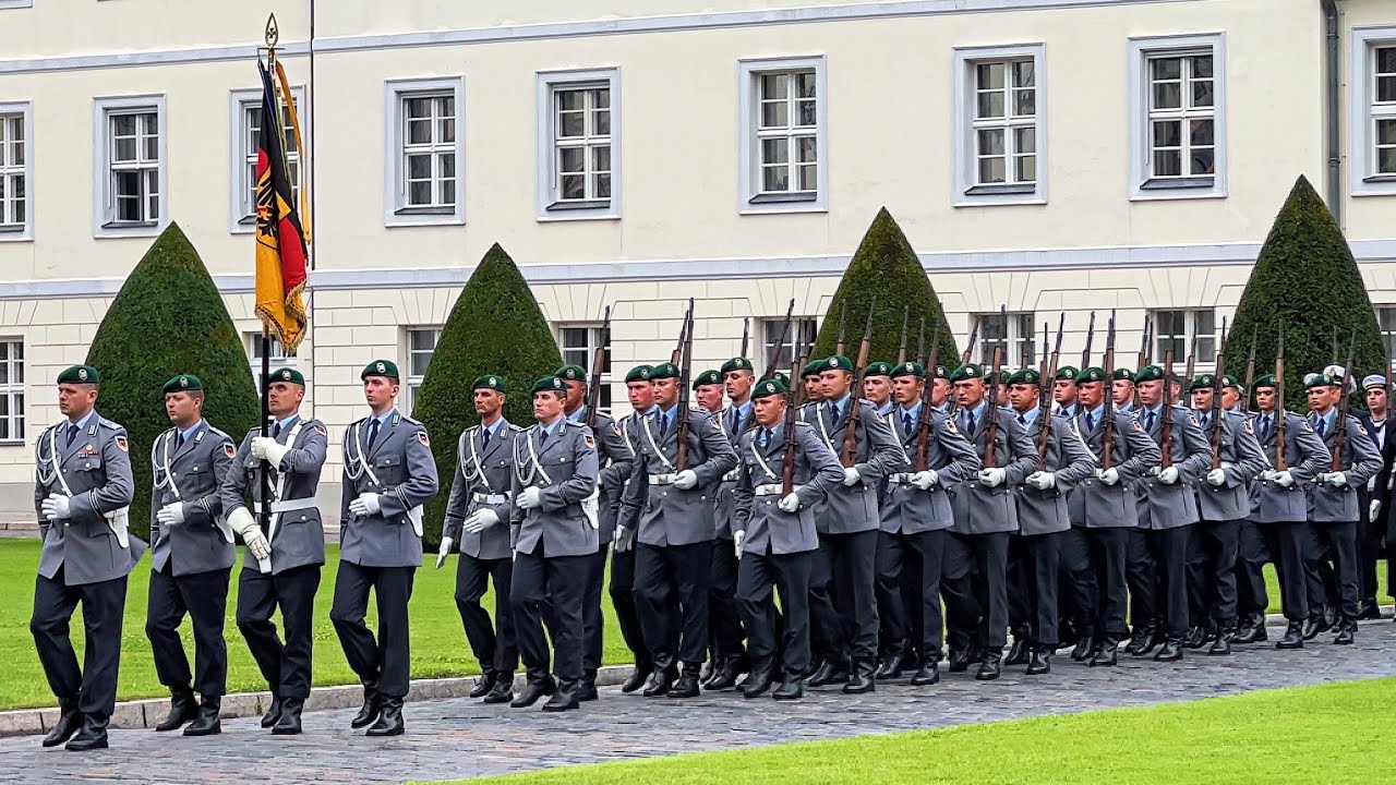 Regimentsgruß: Ausmarsch Stabsmusikkorps der Bundeswehr/Wachbataillon ...
