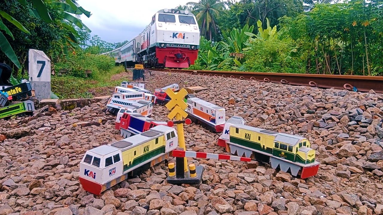Kereta Api Panjang Cc203 KAI Pasundan Anjlok dari Rel Menemukan Banyak ...