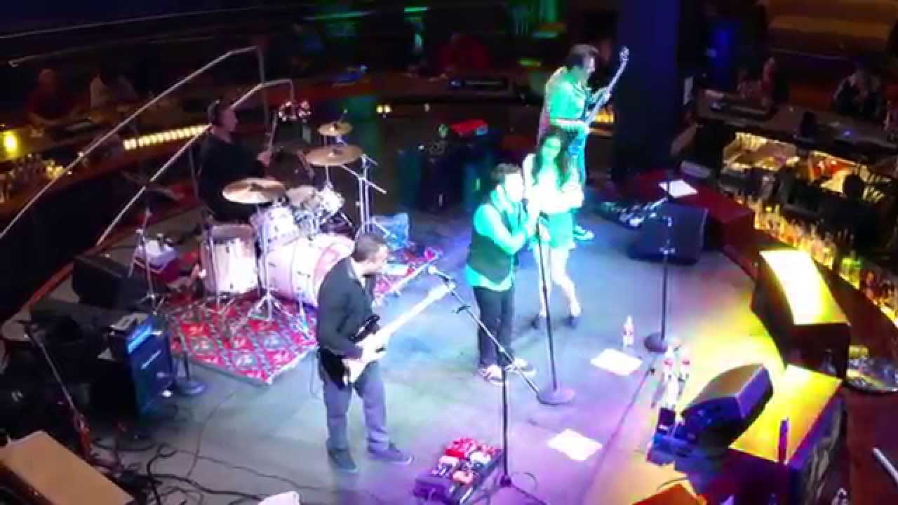 Great live Pop band at the Resorts World casino - YouTube