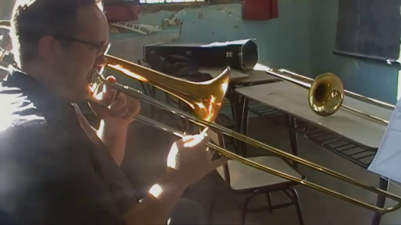 MI PROFESOR TOCANDO EL TROMBON!!! - YouTube
