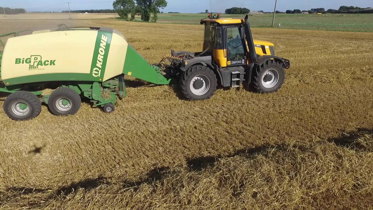 JCB Fastrac 3200 Bailing - YouTube
