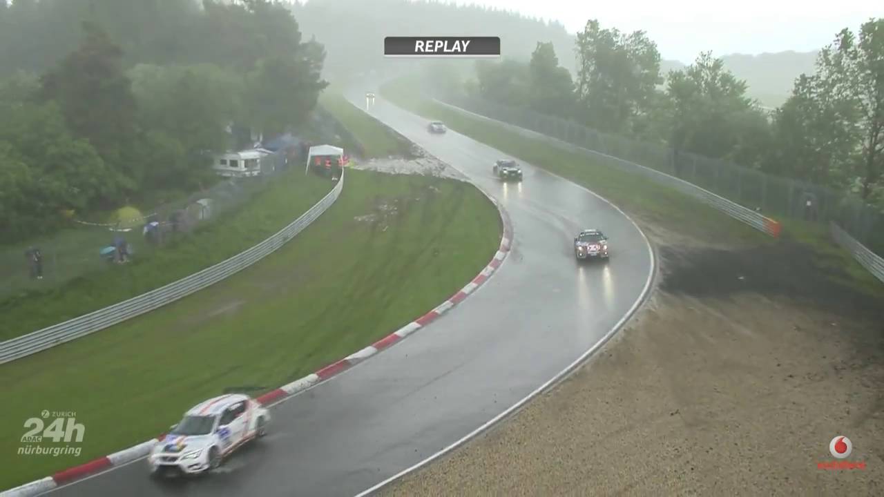 Heavy Rain causes Madness and Multi car crash at 24H Nürburgring ...