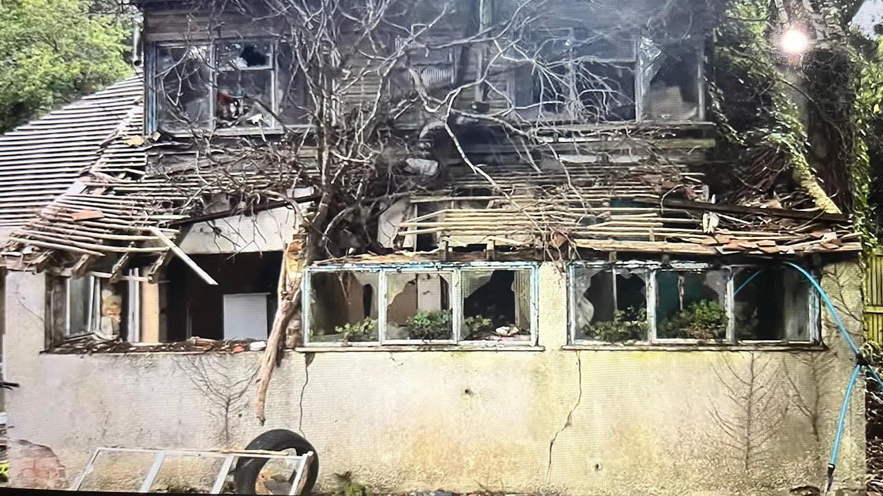 Abandoned scary looking victorian house and abandoned caravan ...