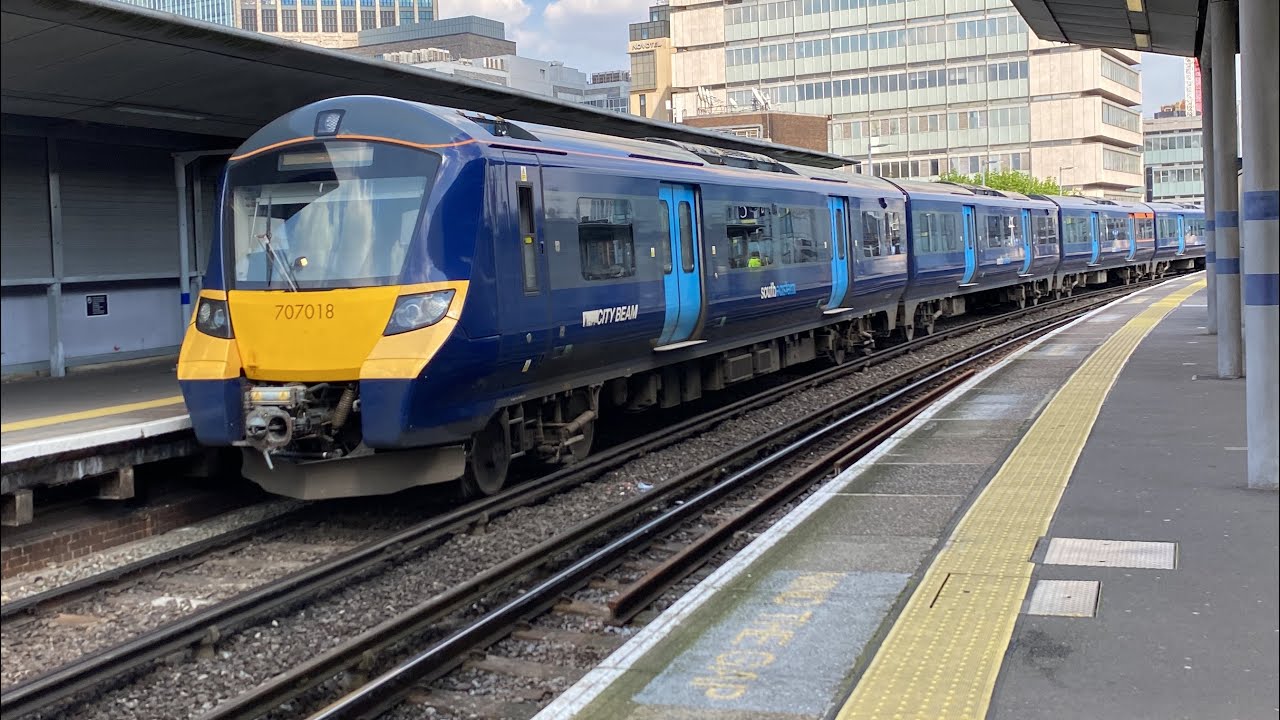707008+707018 arrives into Platform A at London Waterloo East, 09.05. ...