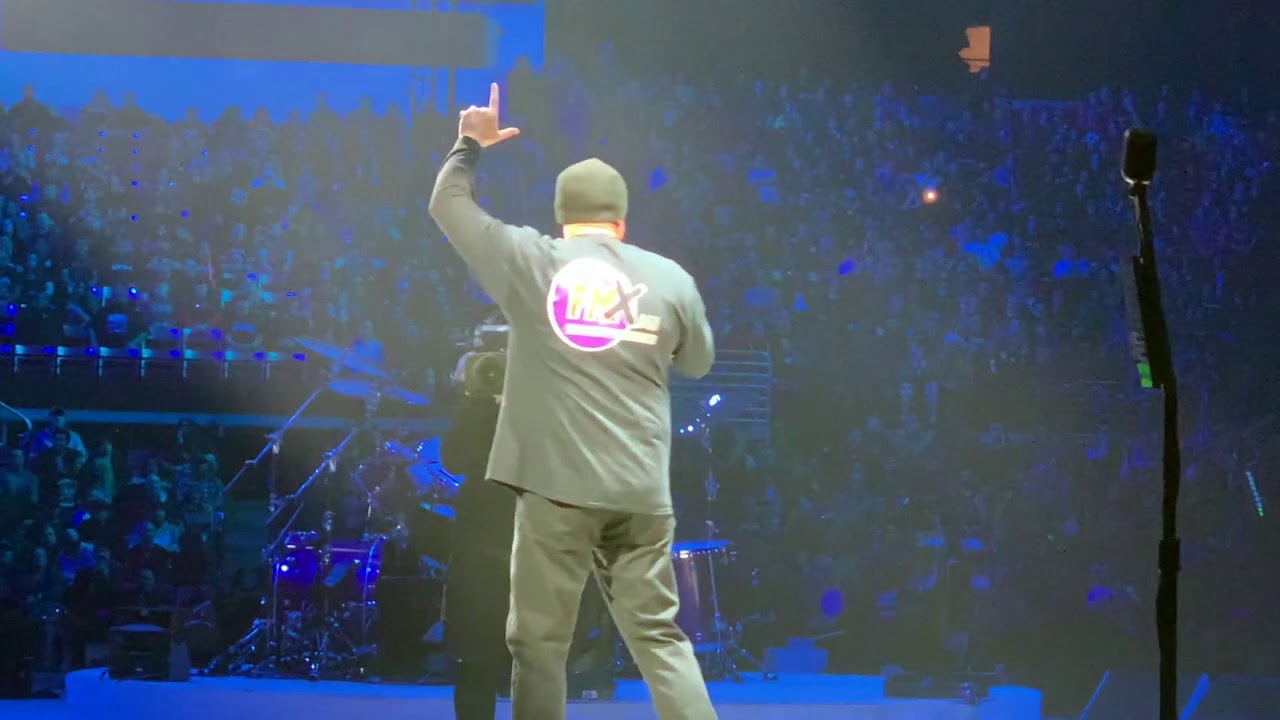 94.5 FMX's Wes Nessman Onstage at Metallica Show - YouTube