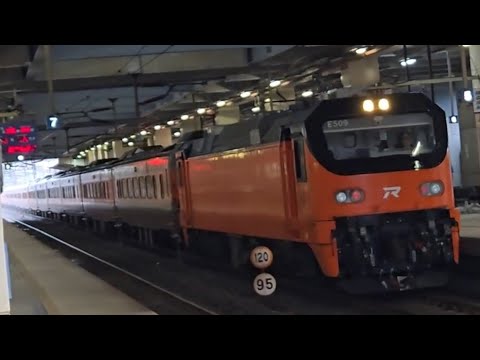 115次基隆發車開往屏東的E510電力機車頭+十二節PP車廂+E509電力機車頭推拉式PP自強號，和2A次台北發車經由環島鐵路網開往台北的E206單電頭+六節三麗鷗家族萌旅號彩繪易遊網環島之星 ...