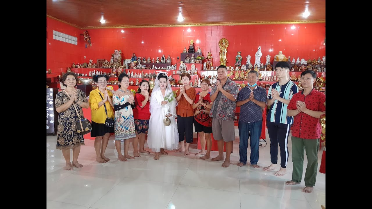 RAYAKAN HUT DEWI KWAN IM MA HUD COU, PUTRI BERBAGI BERAS DI VIHARA ...