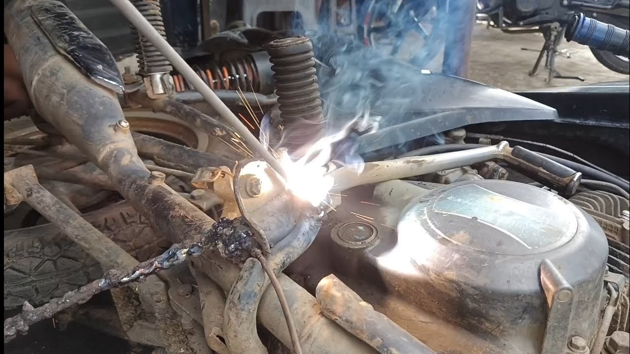 🏍️🛠️ footrest welding kam Bajaj platina - YouTube
