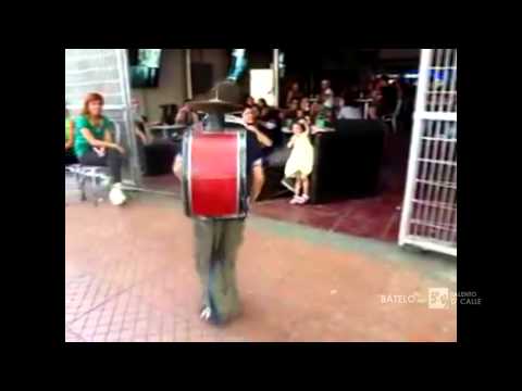 Niño con Mucho Talento toca tambor en la calle