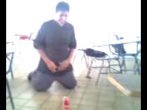 como aplastar una lata con la cara