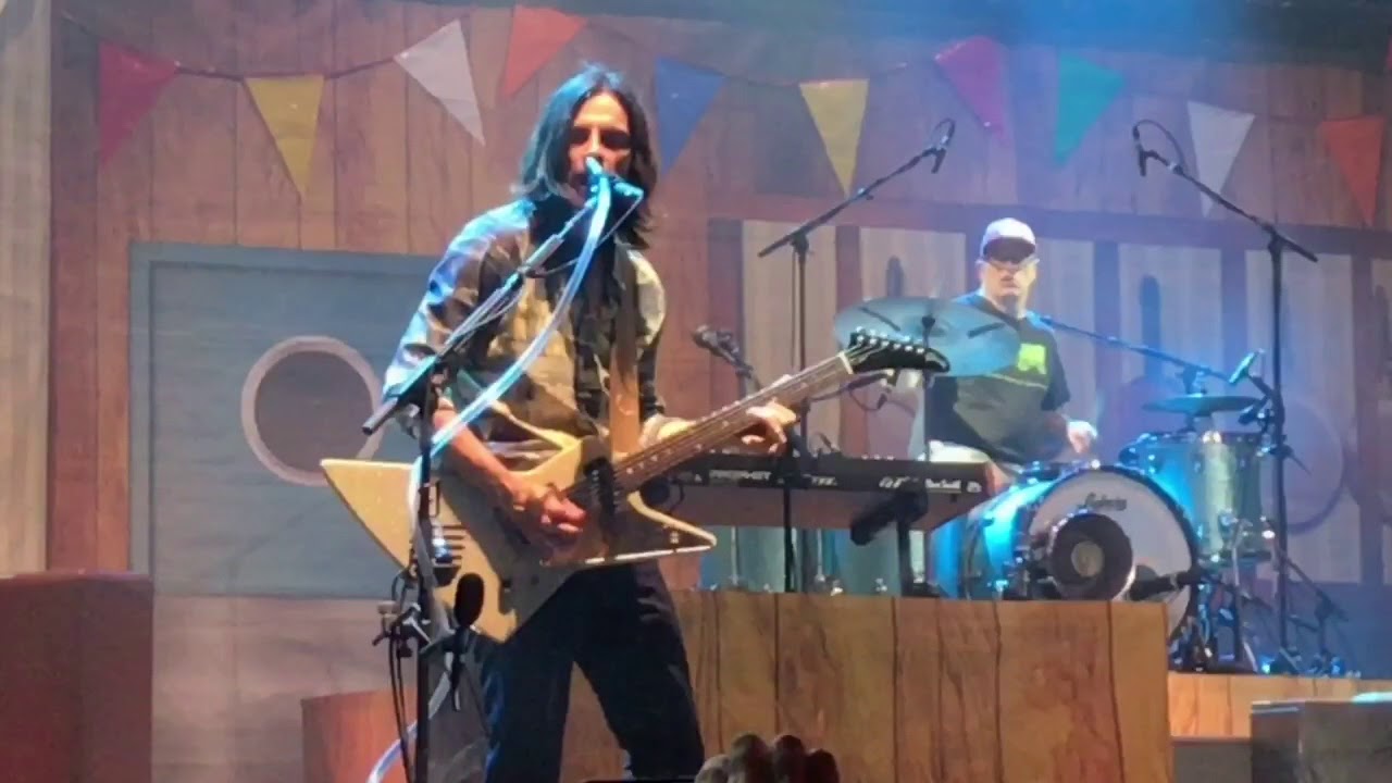 Weezer - Buddy Holly (Live 2018 at Ascend Amphitheater) 4K - YouTube