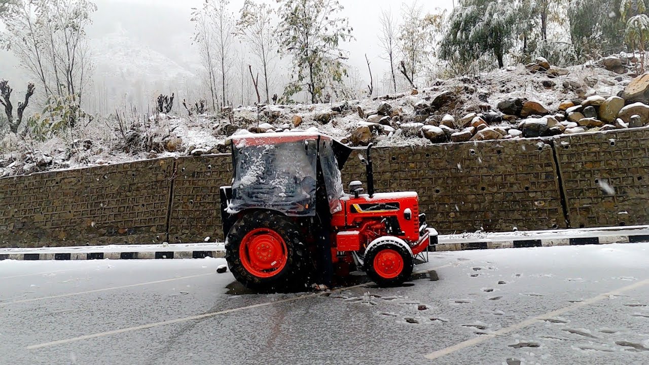 Tractor enjoy srinagar Snowfall #failboys #tractor #ytshorts - YouTube