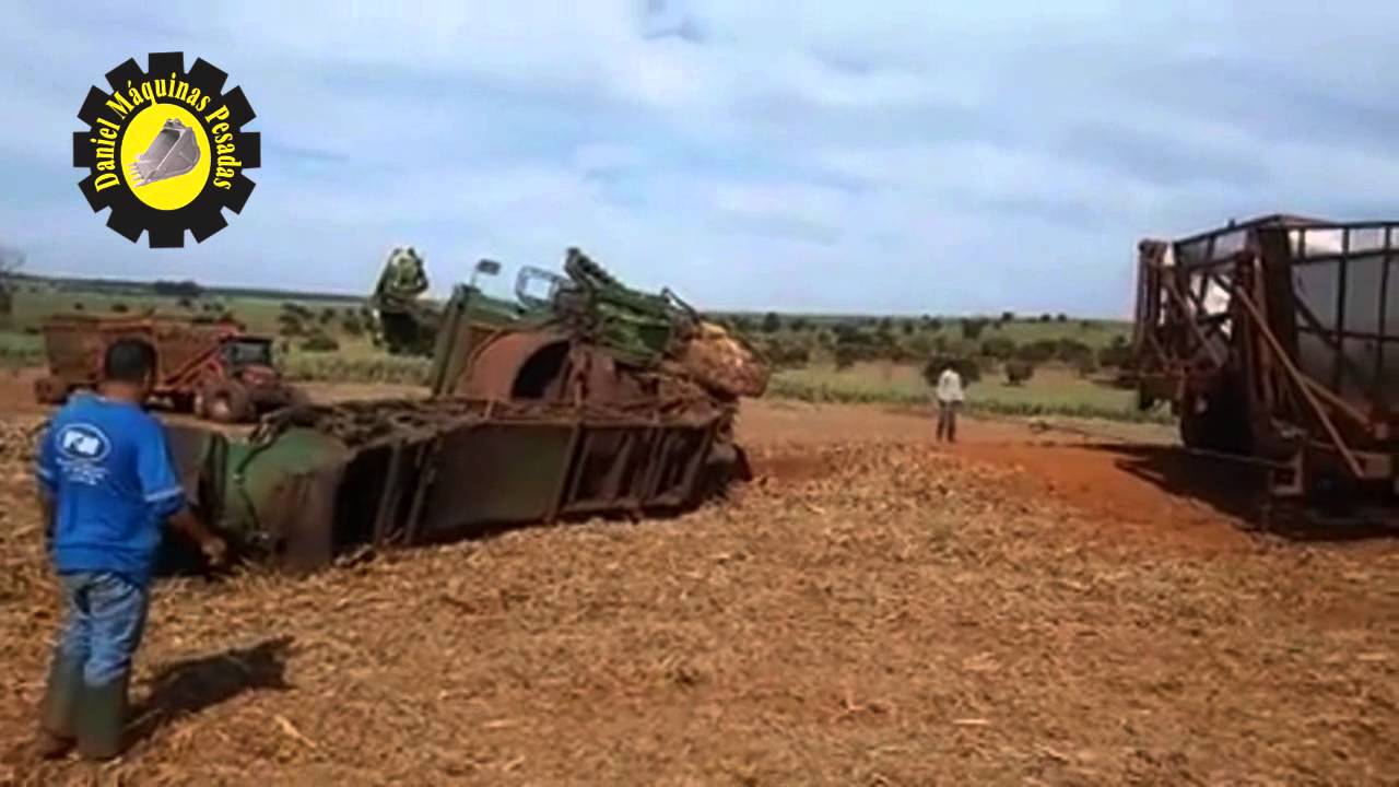Acidente Desvirando uma Colhedora de cana - Accident one cane harvester ...