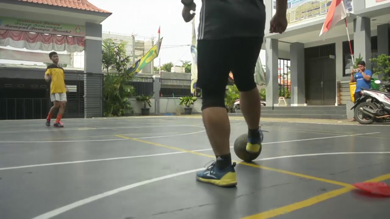 Teknik Dasar Bermain Futsal - YouTube