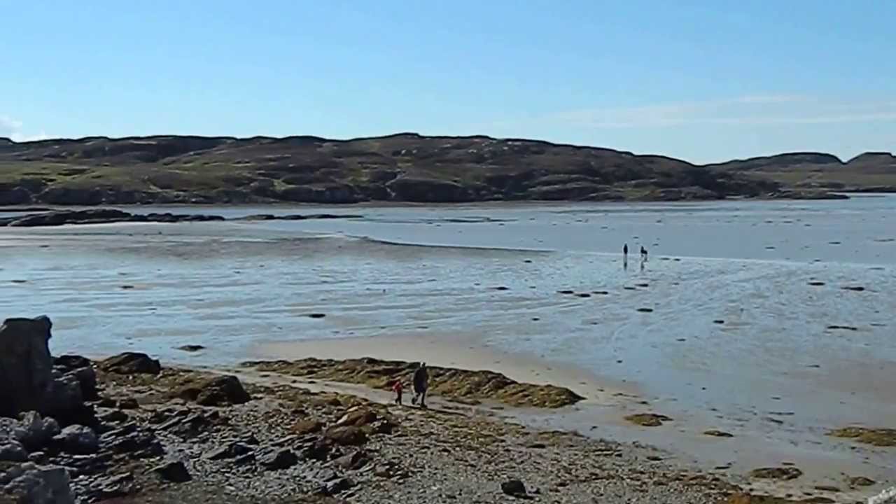 Walkers crossing Strand from Colonsay to Oronsay, Hebrides Scotland ...