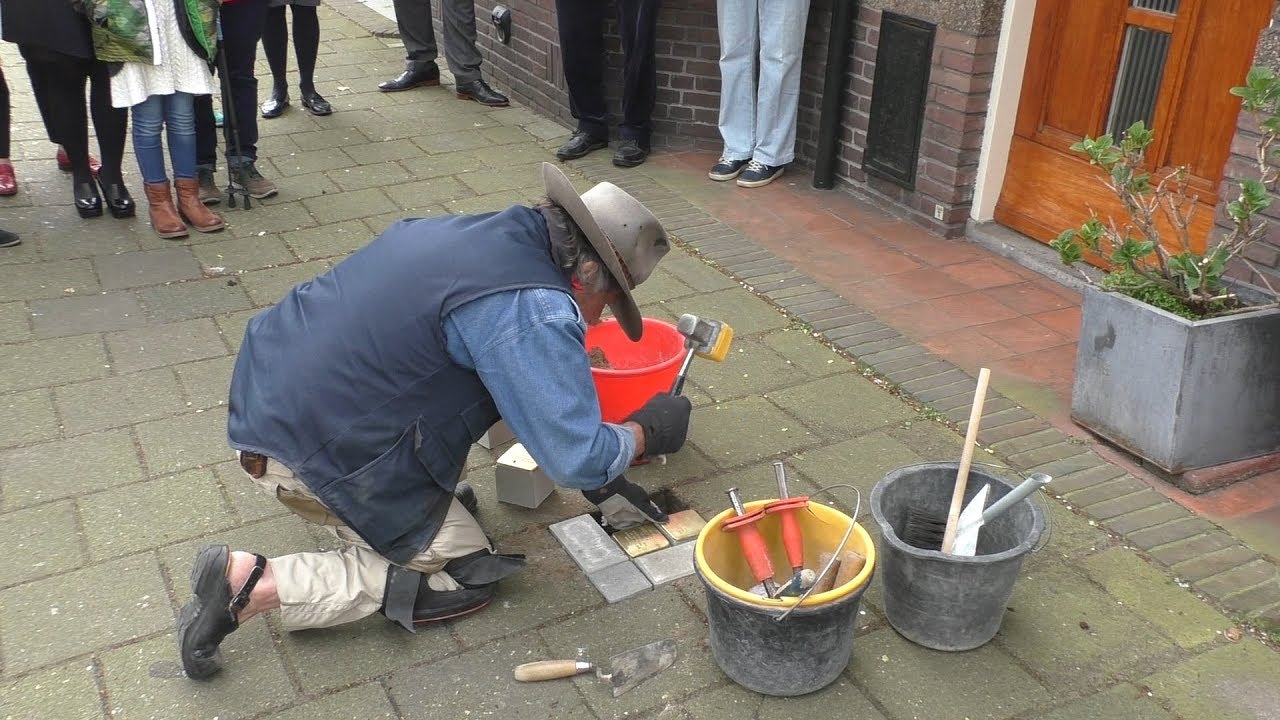 Struikelstenen geplaatst in Den Haag - YouTube