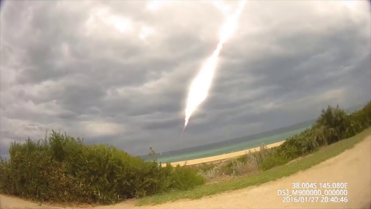 METEOR falling on australian beachtralia.!!! - YouTube