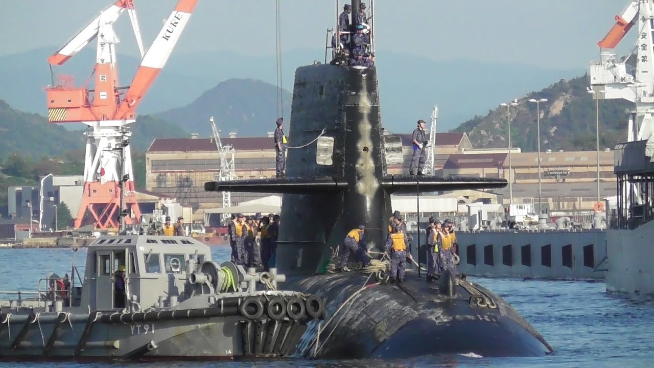 苔に覆われた、そうりゅう型潜水艦入港 Soryu class Submarine 呉地方隊 海上自衛隊 Japan Maritime Self ...