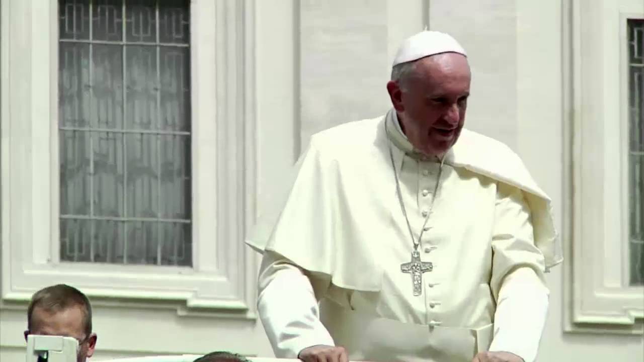 Pope plays basketball with Harlem Globetrotters - YouTube