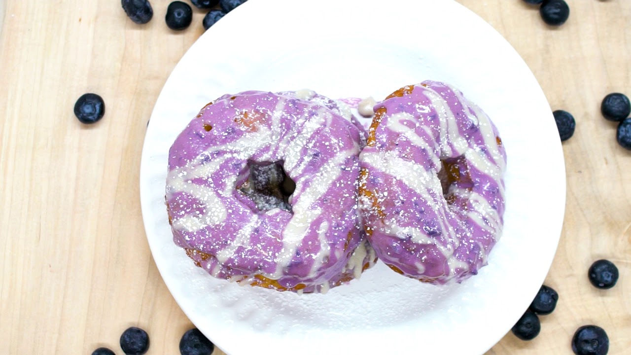 Duck Donuts: Blueberry Icing with Powdered Sugar - YouTube