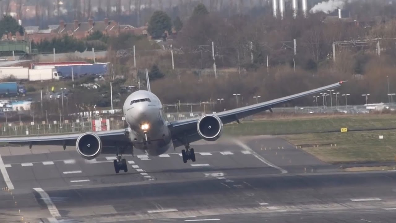 World Most Dangerous Airplane Landing And Takeoff | Airplane landing ...