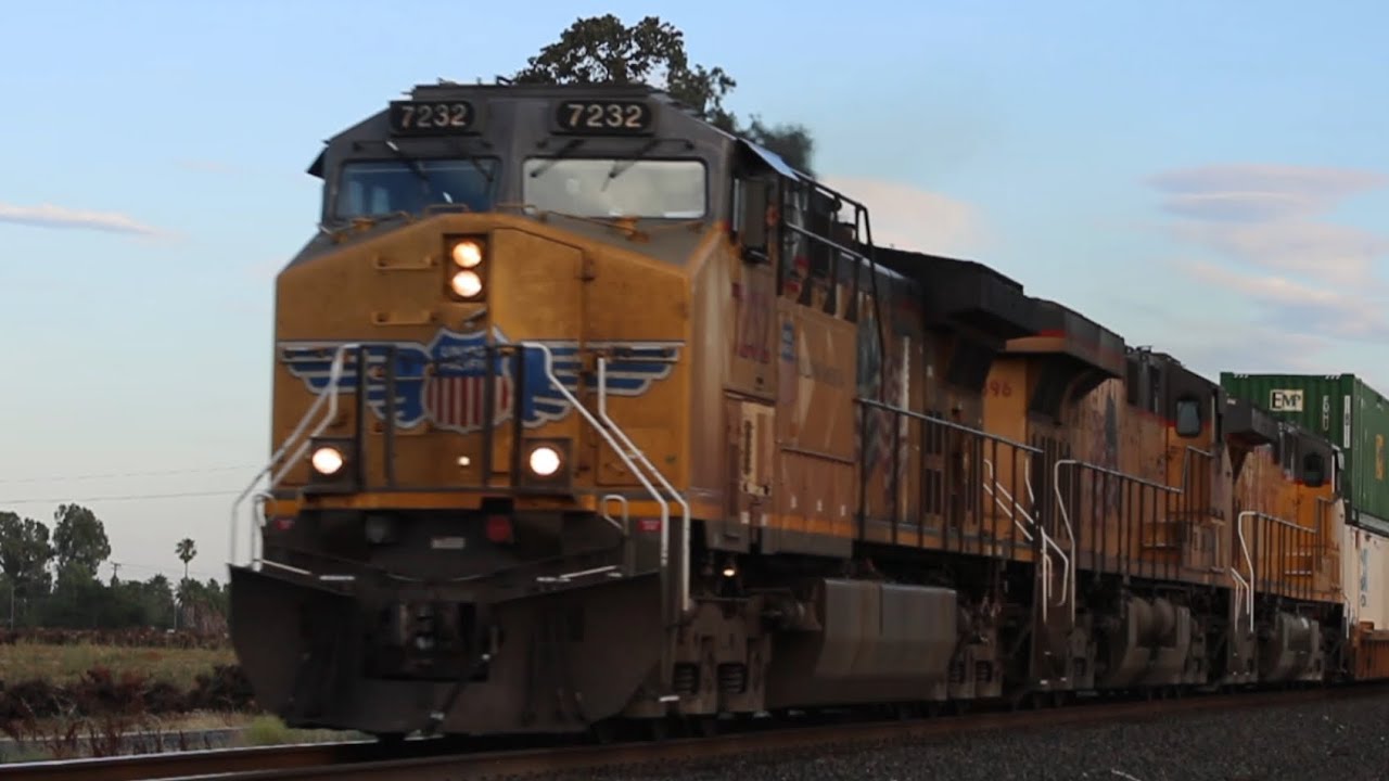 UP 7232 Leads a 70 MPH Intermodal Train through Forest Lake RD on the Fresno Subdivision - YouTube