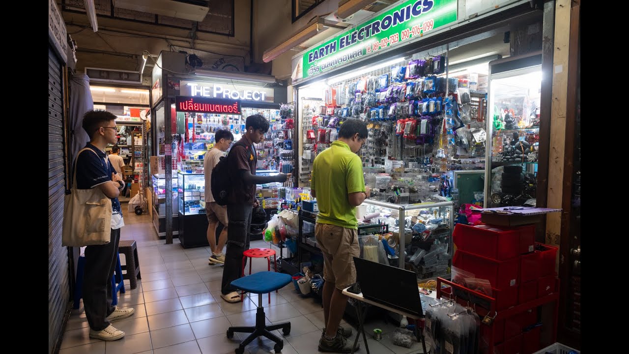 [4K] Walking tour on Bangkok electronics hub at Ban Mo Market - YouTube