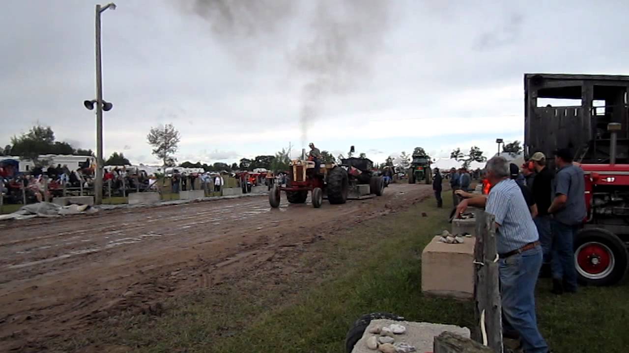 TRACTOR PULL - CASE 930 - YouTube