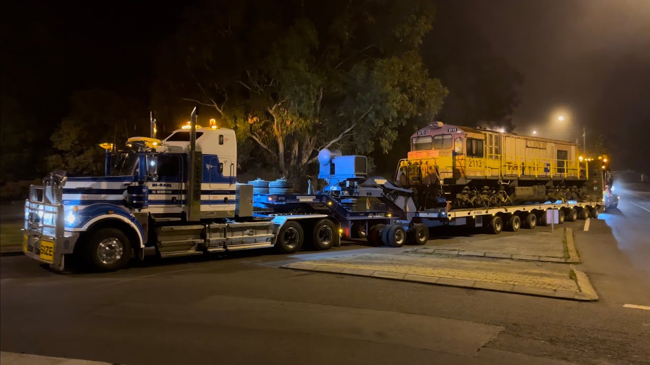 Hi-Haul Transport Heavy Haulage moving ex TasRail locomotive 2113 (Z4 ...