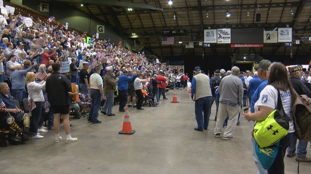 Welcome Home: Veterans return from Midwest Honor Flight 18 - YouTube