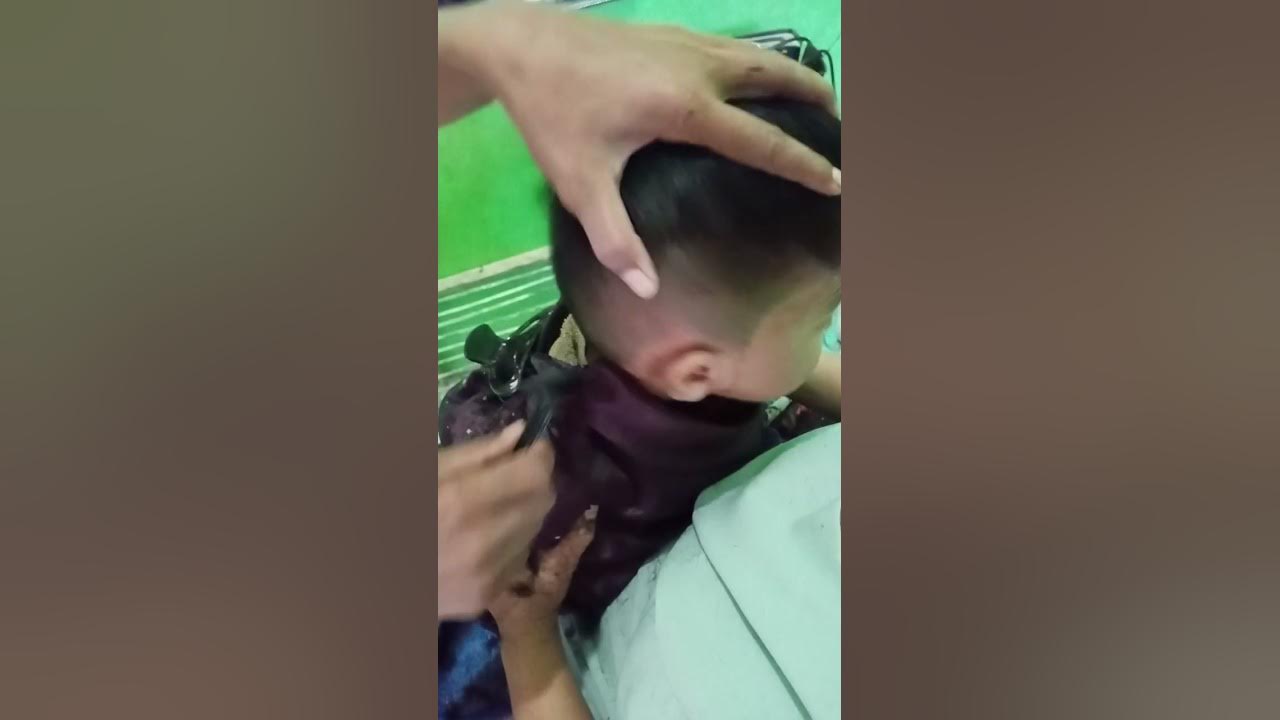 Abednego Nainggolan potong rambut sama Mbak Emi di Salon simpang. - YouTube