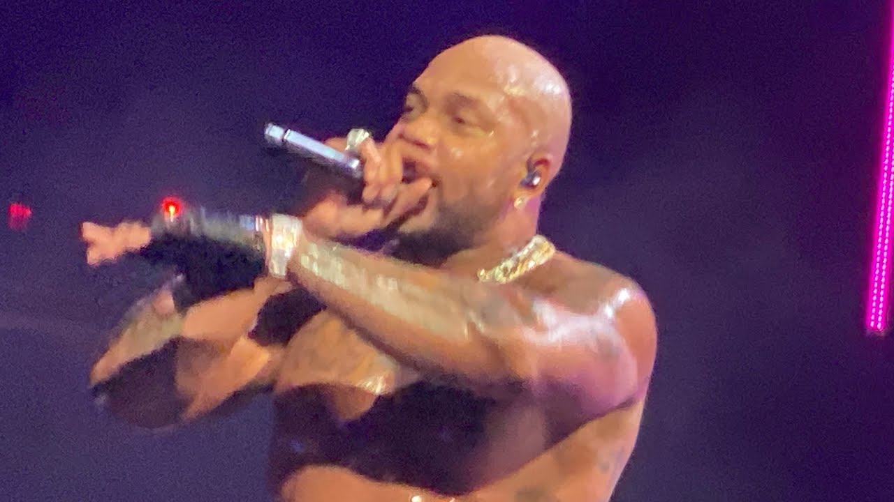 Flo Rida performing Wild Ones live at iHeartRadio Jingle Ball 2023 ...