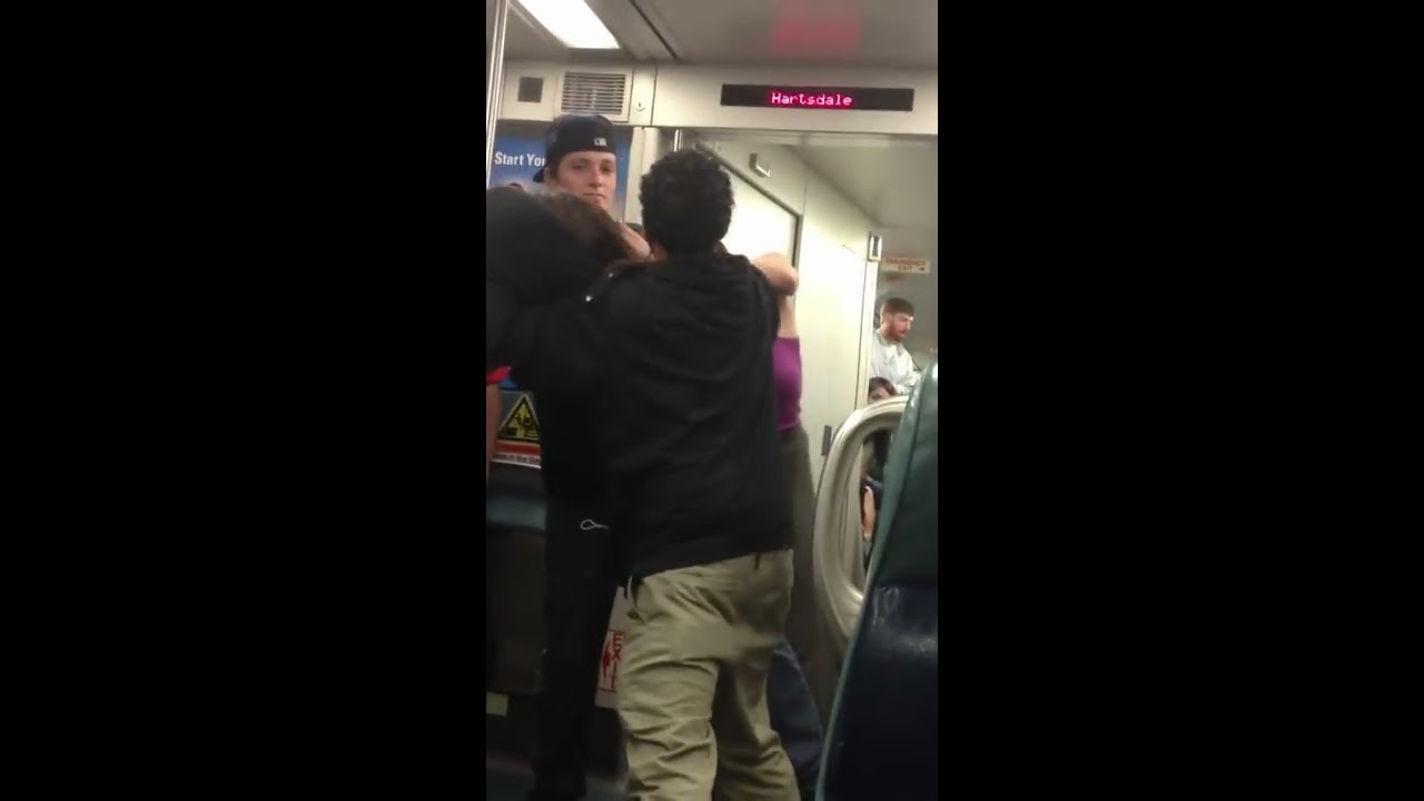 Girl Fight on NYC Train - YouTube