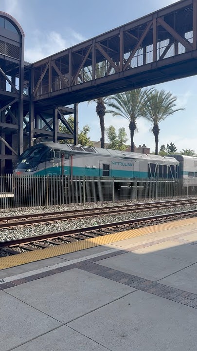 Metrolink F125 SCAX #941 Departs Fullerton With A SAAHC - YouTube