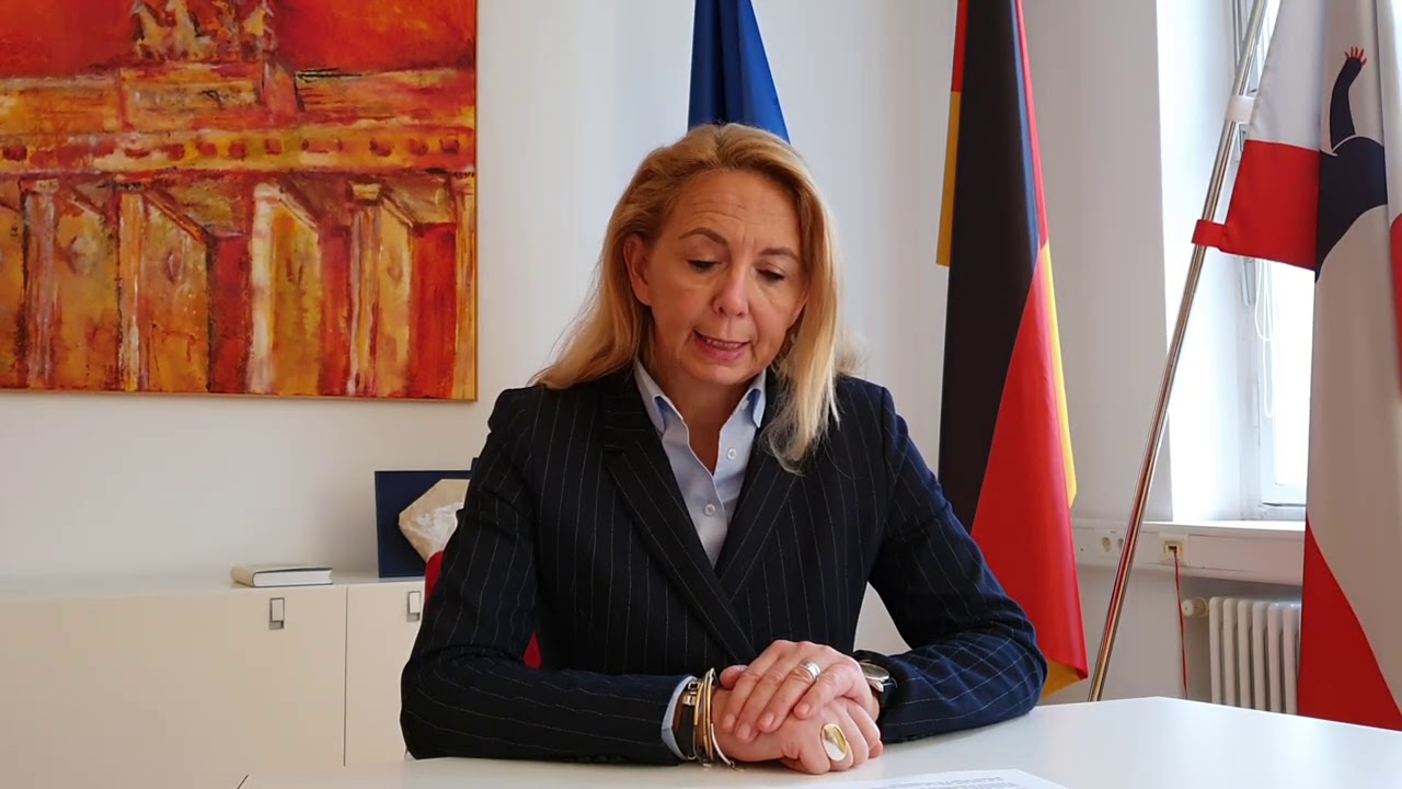 Videobotschaft Frau Dr. Slowik - YouTube