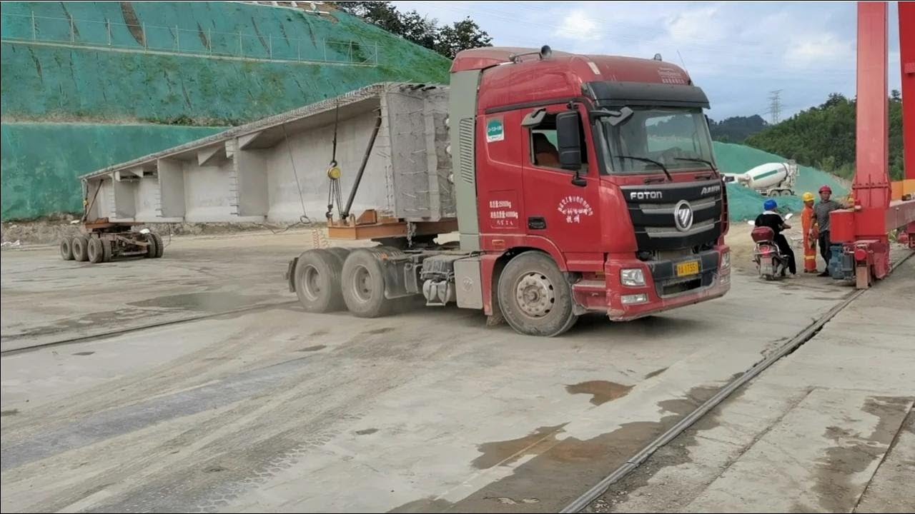 超长车30米，为了掉头把车开成S型The super long car is 30 meters, in order to turn the ...
