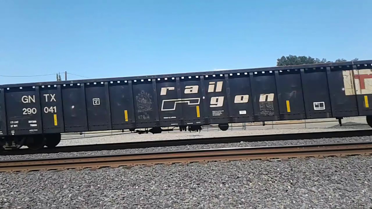 UP 9924 UP 9919 UP 9923 LEAD A FREIGHT TRAIN - YouTube