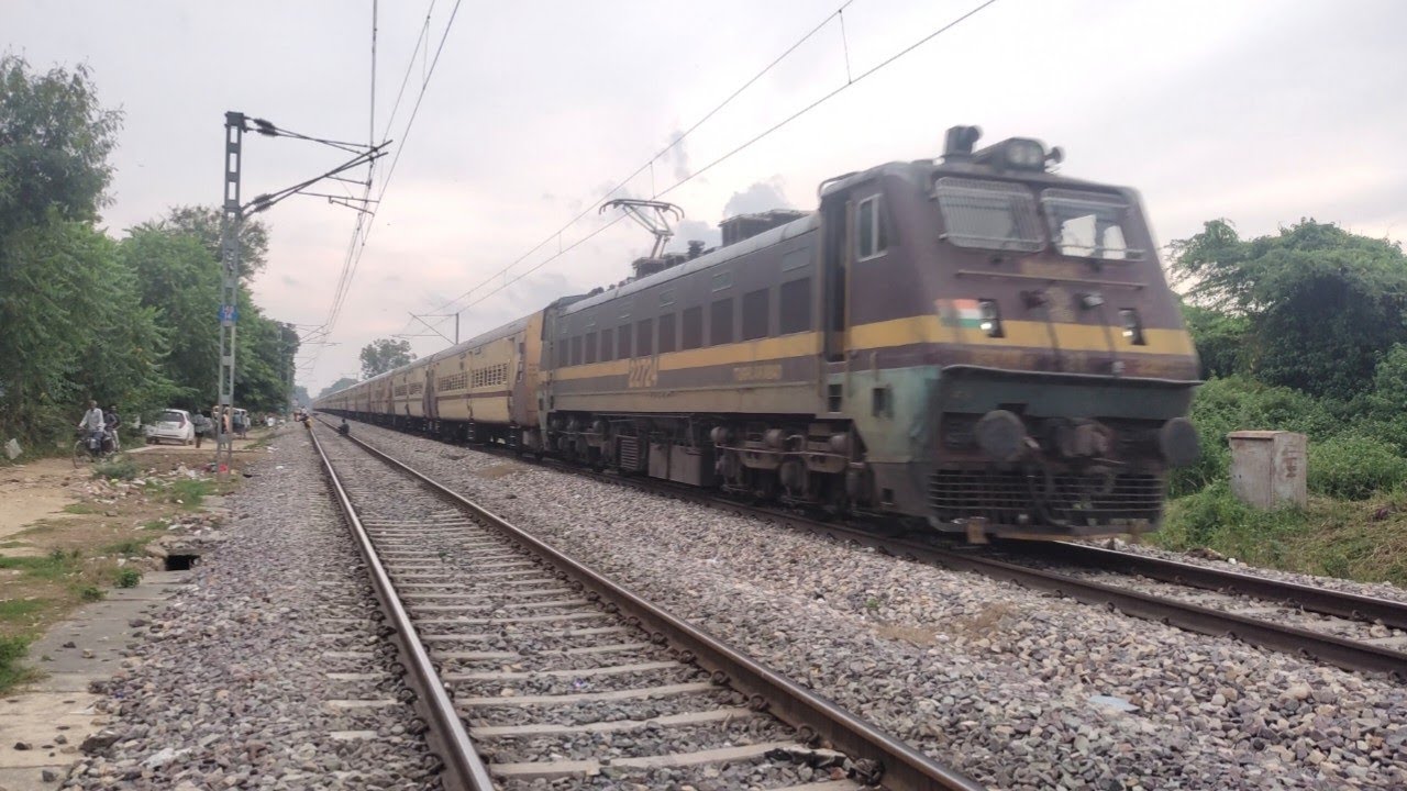 Exterme Furious Speedy Nauchandi Express Arrival At PRG Junction - YouTube