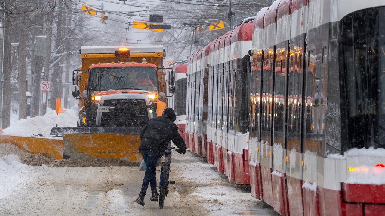 8,202 tonnes of snow has been removed from Toronto so far - YouTube