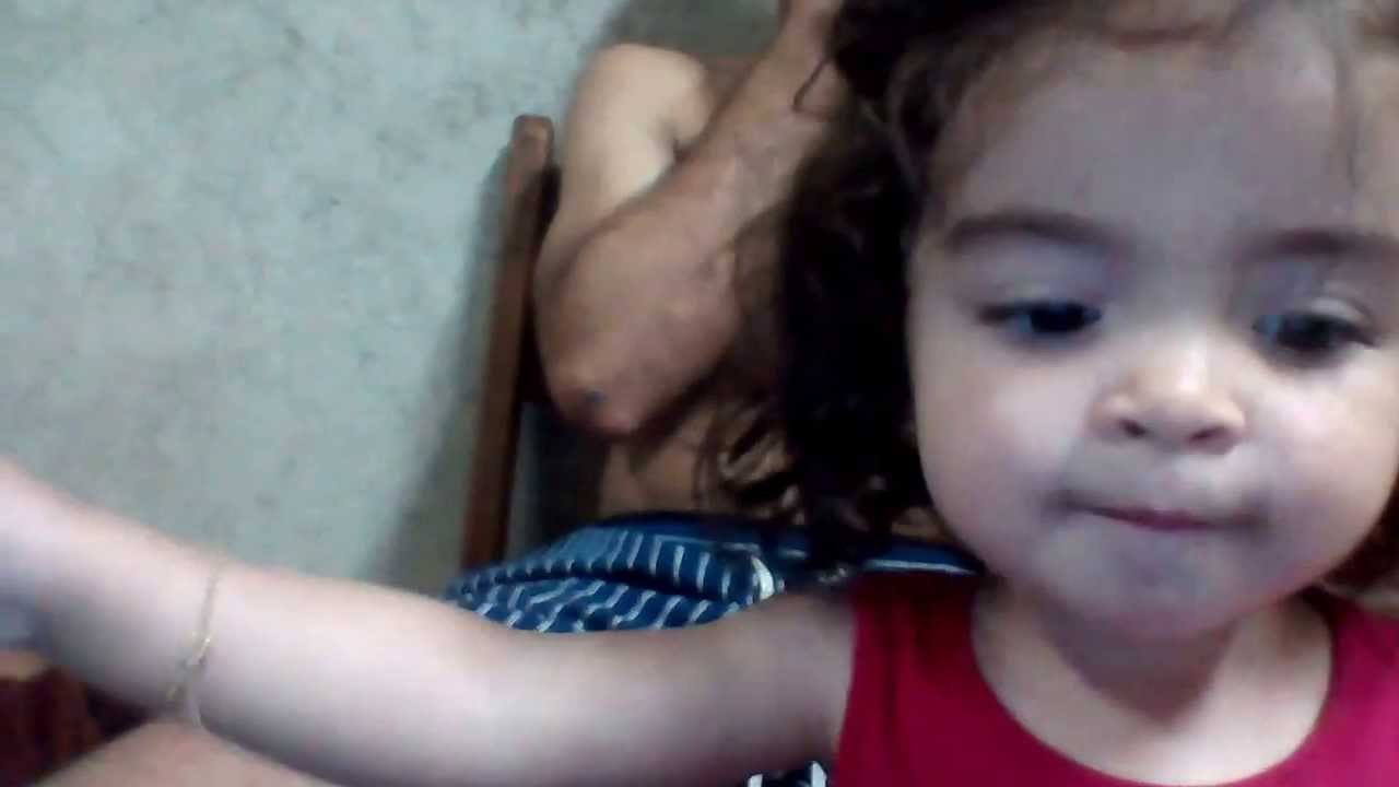 Isabella cantando - YouTube