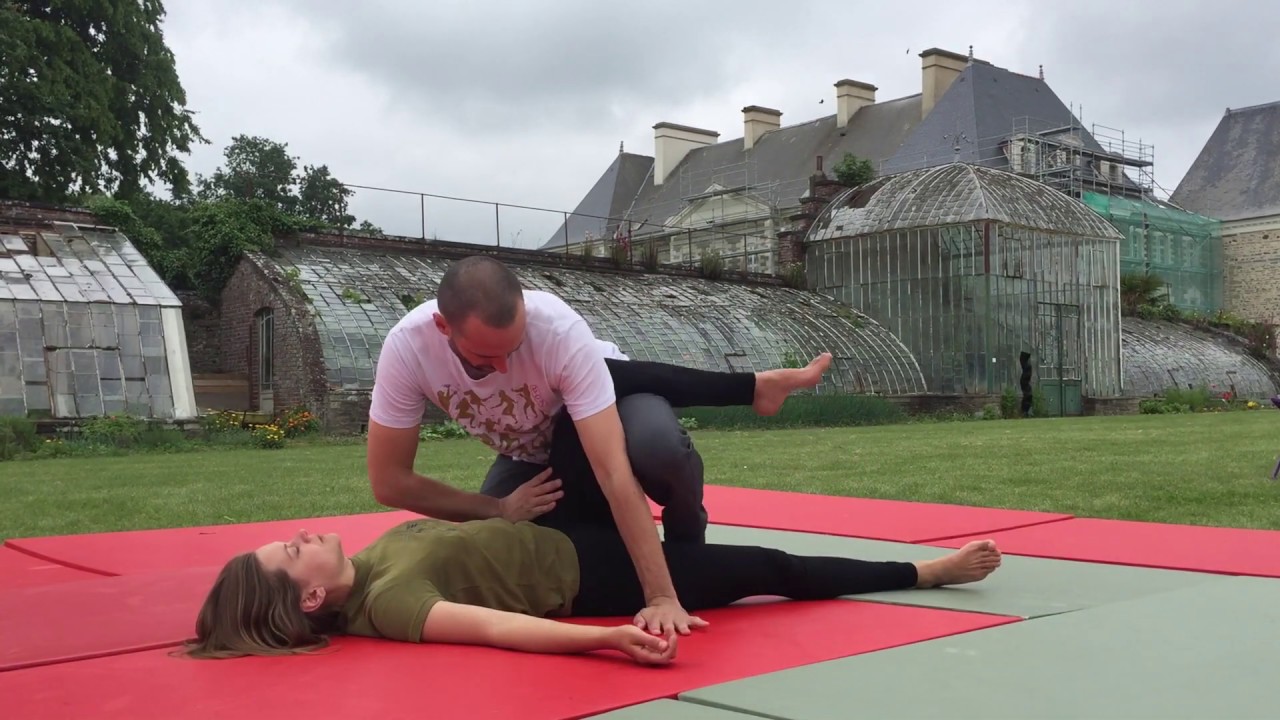 THAI YOGA MASSAGE mini flow avec Yohann Guichard - YouTube