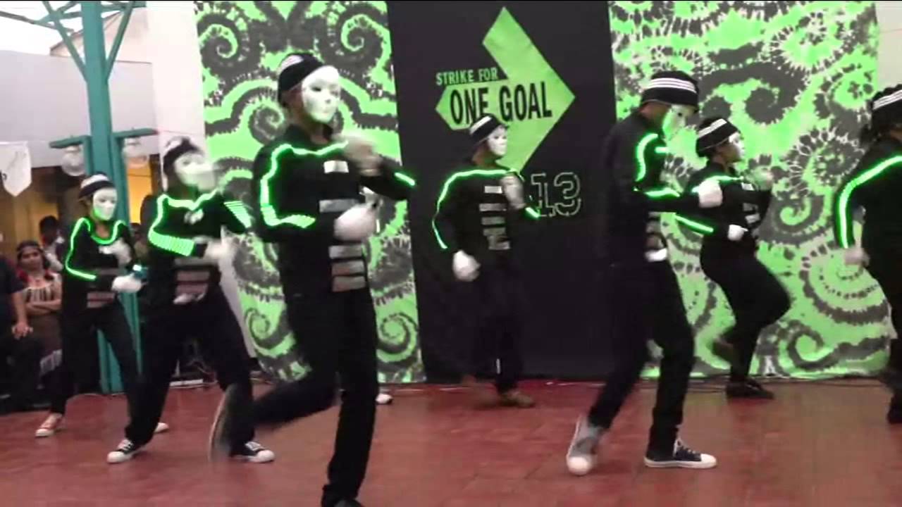 Robotic Dance - Best cheering squad of 2013...... - YouTube