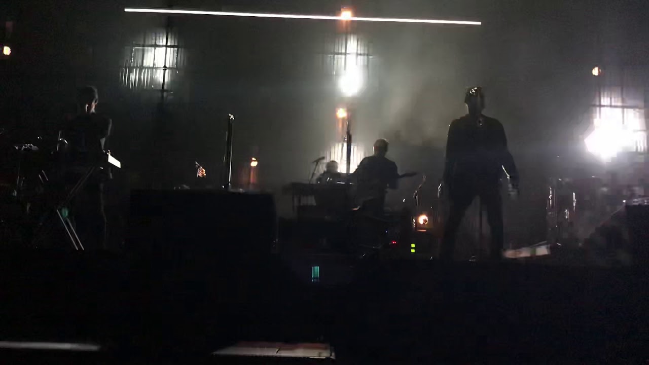 Massive Attack - Risingson (Live @ Manchester Arena, UK 29-01-2019) - YouTube