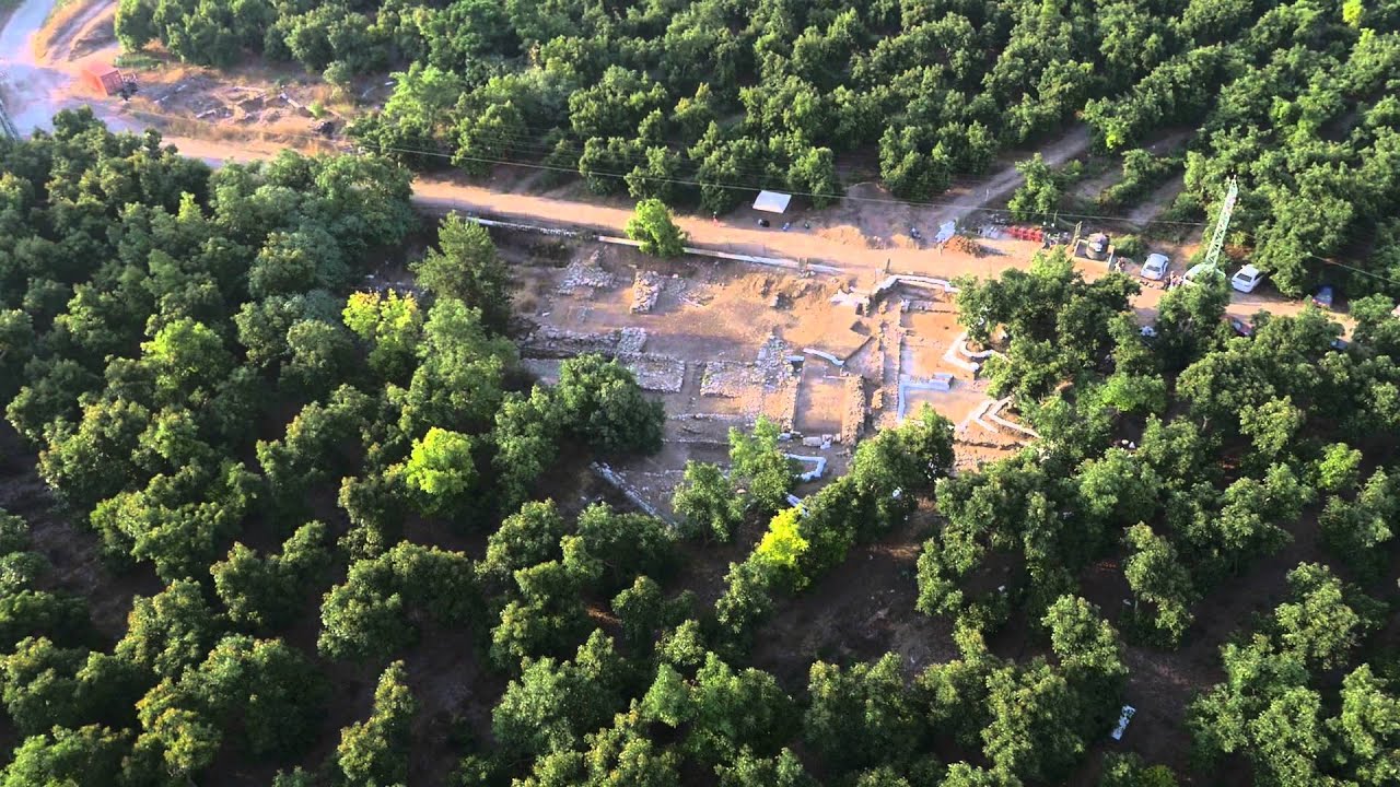 Longer aerial video of Tel Kabri, 2015 - YouTube