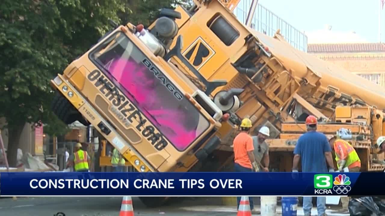 Crane tips over - YouTube