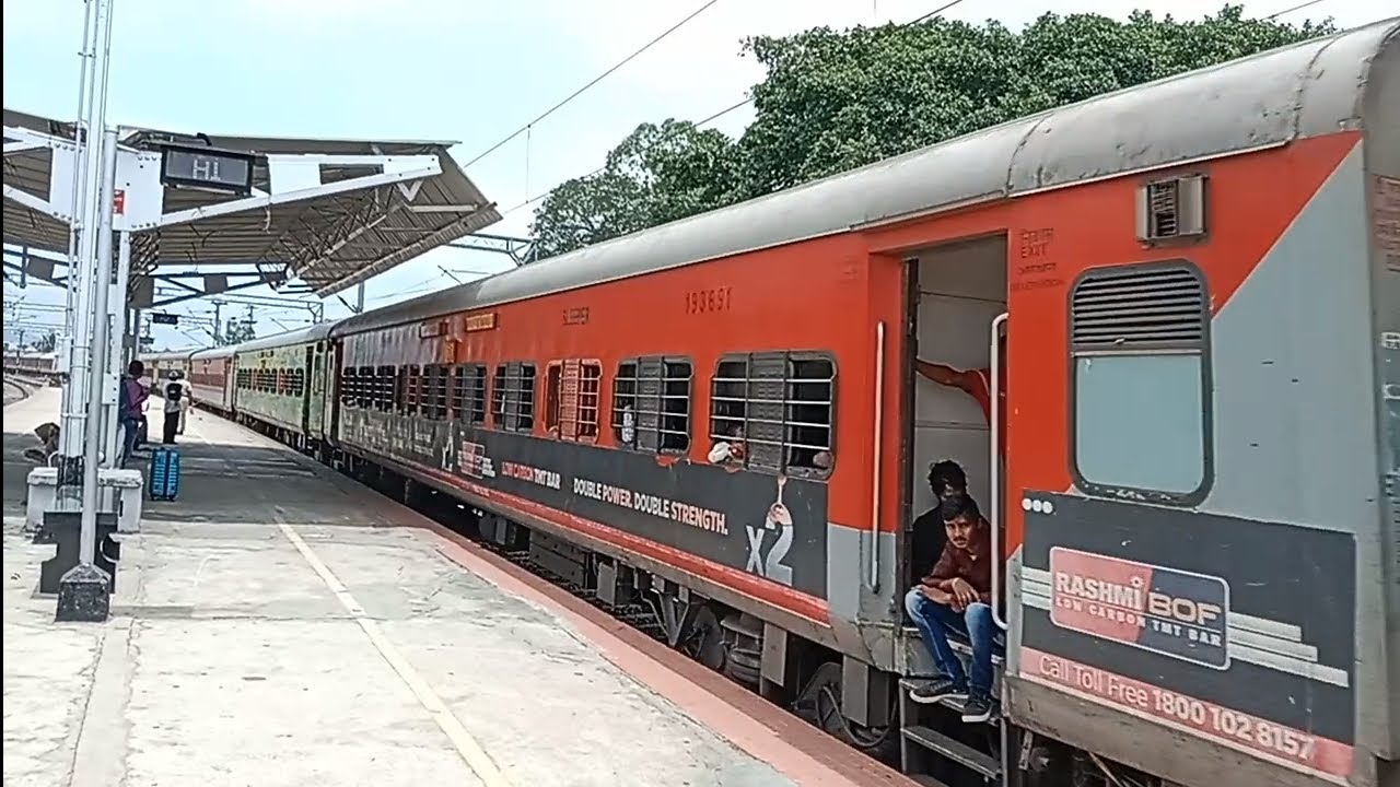 12864 SMVT Bangalore - Howrah Express Arrives Bangarpet junction with ...