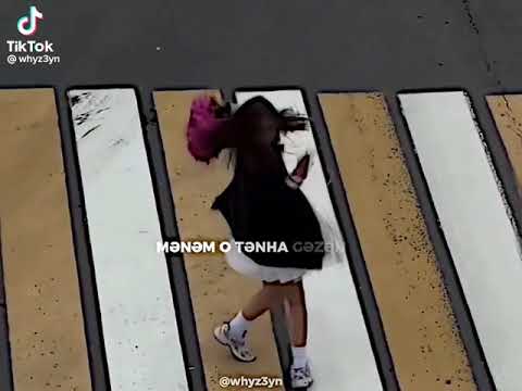 yeriyərkən mahnı oxuyan qız