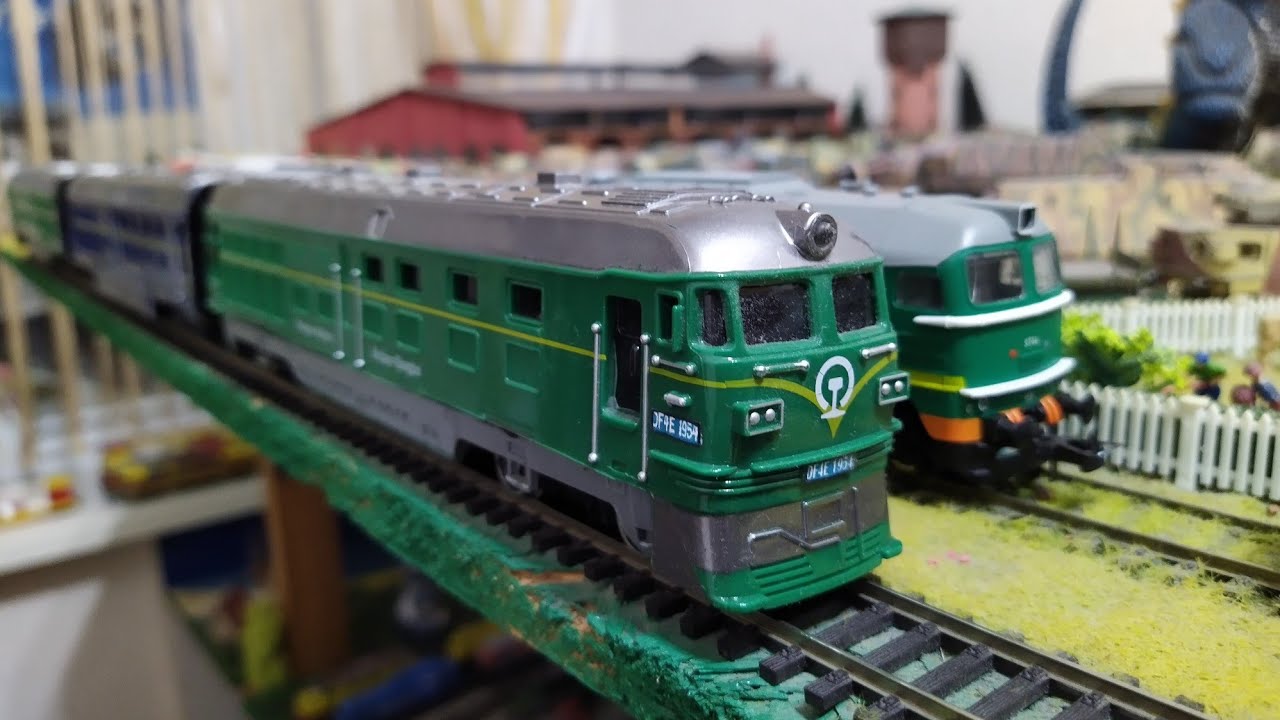 Lokomotywa Dong Feng DF4E 1954 Sifang samoróbka trójczłonowa z ...